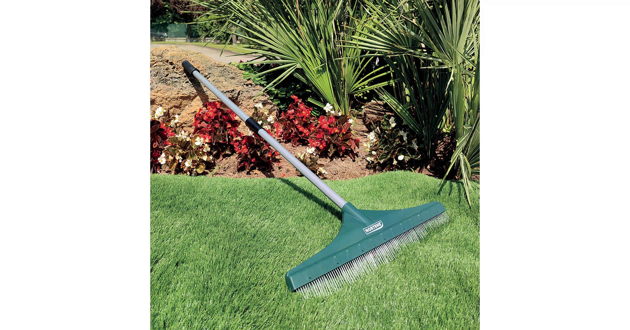 Nortene Brushy műfű seprű teleszkópos nyéllel, 158cm hosszú 45 cm ...